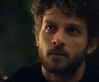 Ari revela que pretende sabotar projeto e acabar com Guerra em "Travessia"