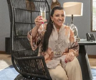 Zoé surge morena nos últimos capítulos de "Todas as Flores"