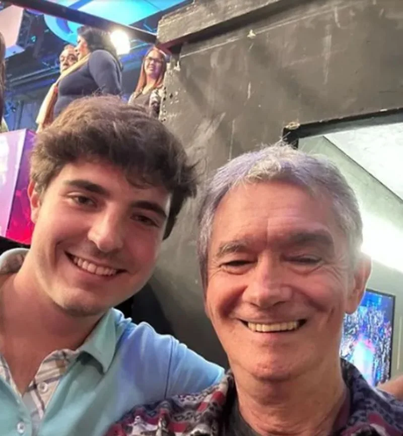 Serginho Groisman recebe João Augusto nos bastidores do "Altas Horas"
