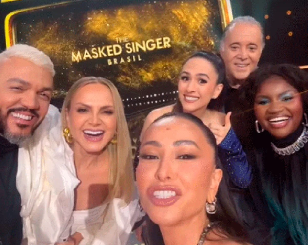 Eliana posa com o elenco do The Masked Singer Brasil no primeiro dia de ...