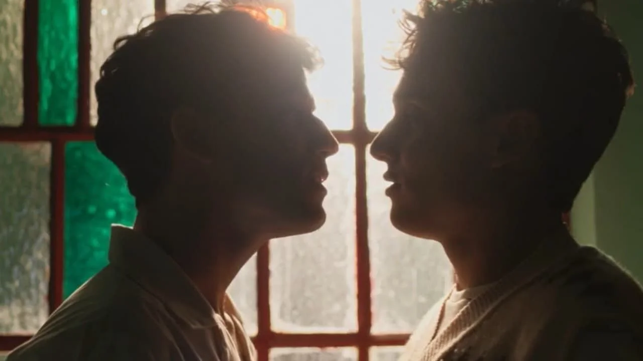 Beijo de Guto e Vinícius em "Garota do Momento" frustra telespectadores