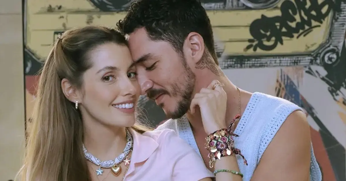 Paola Antonini e João Vitor Silva vivem romance de fachada em "Deixa ...